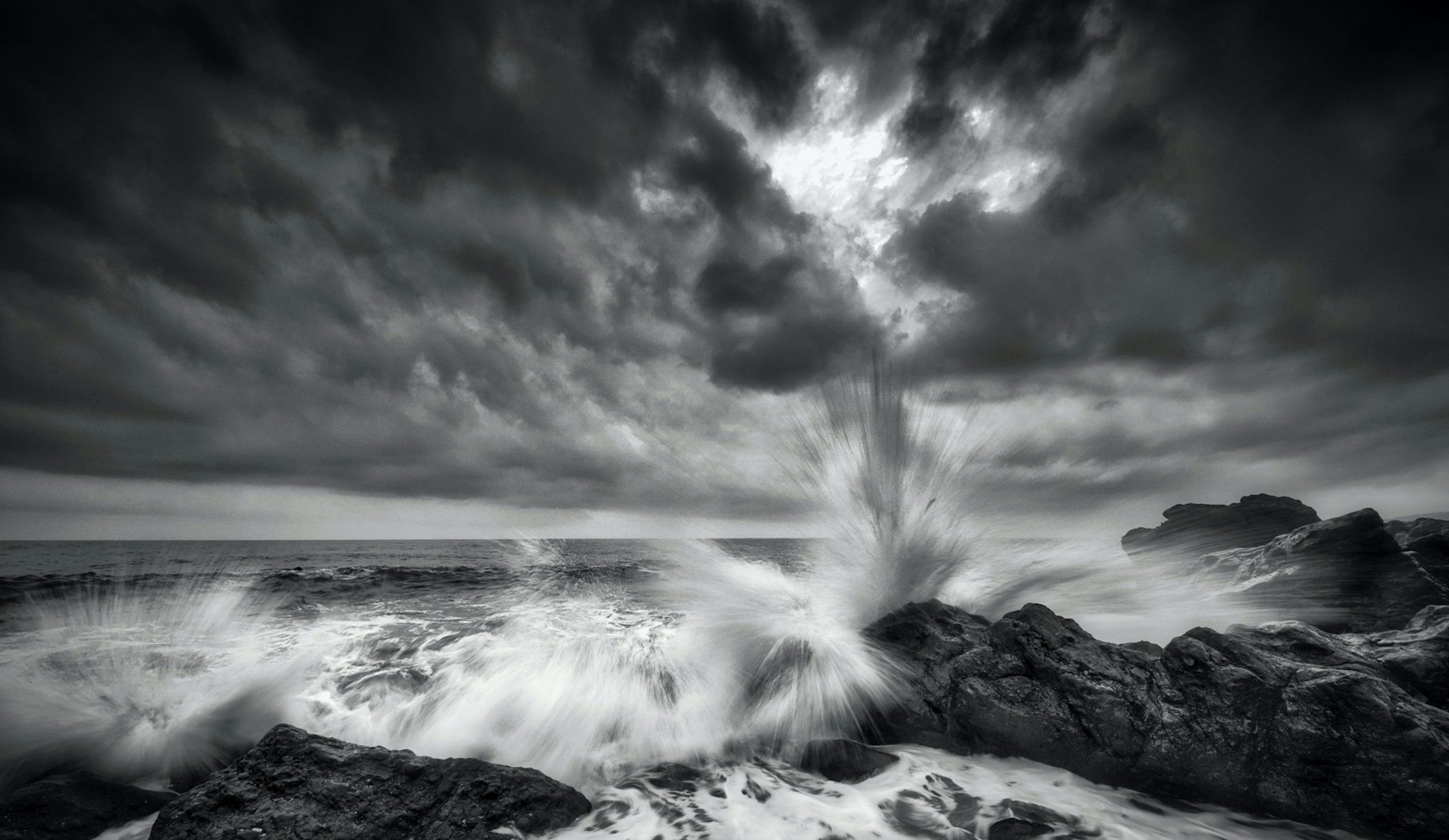 Splash of waves wallpaper - Happywall