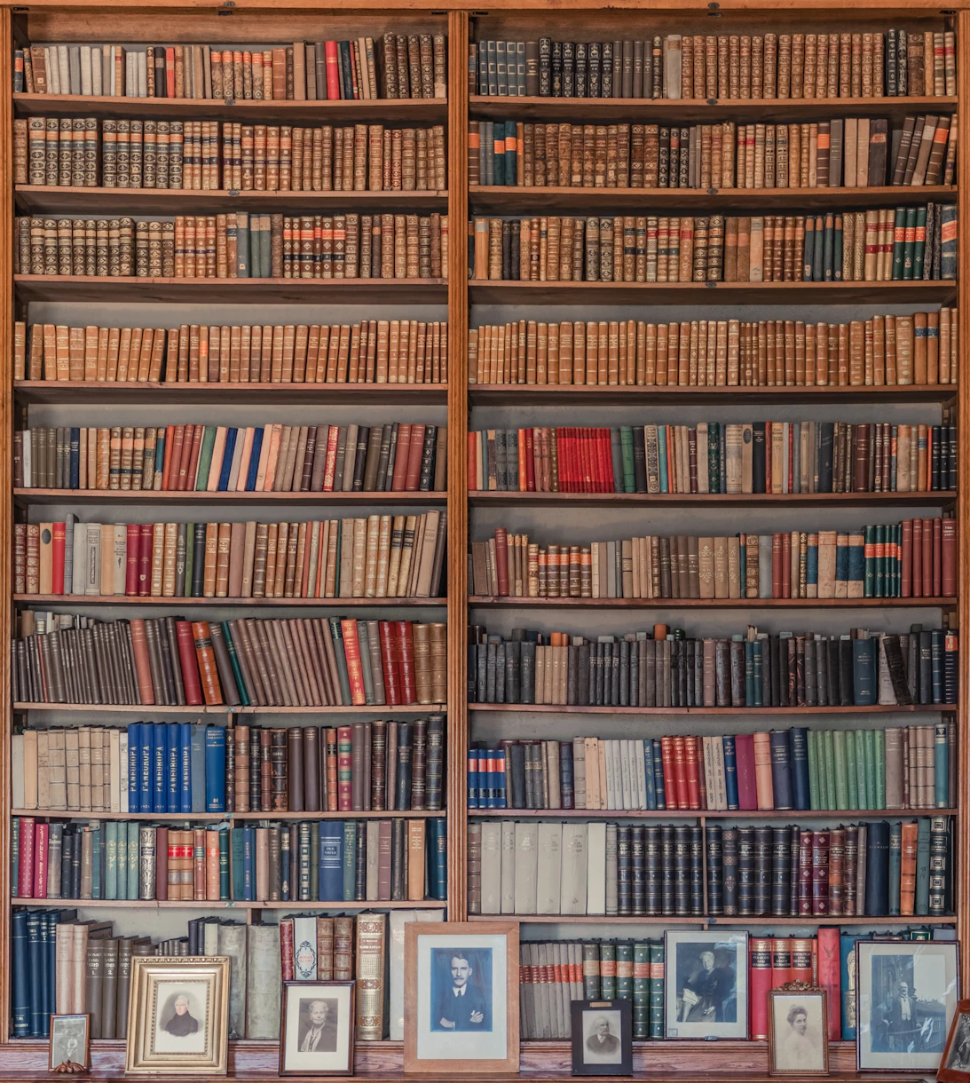 My Library Wallpaper - Vintage Bookshelf Wallpaper | Happywall