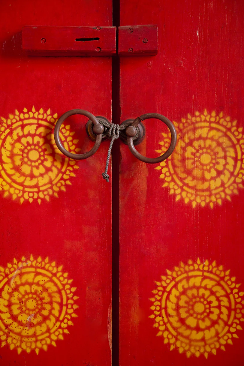 "Temple Door Wallpaper - Exquisite Asian-inspired Design | Happywall"