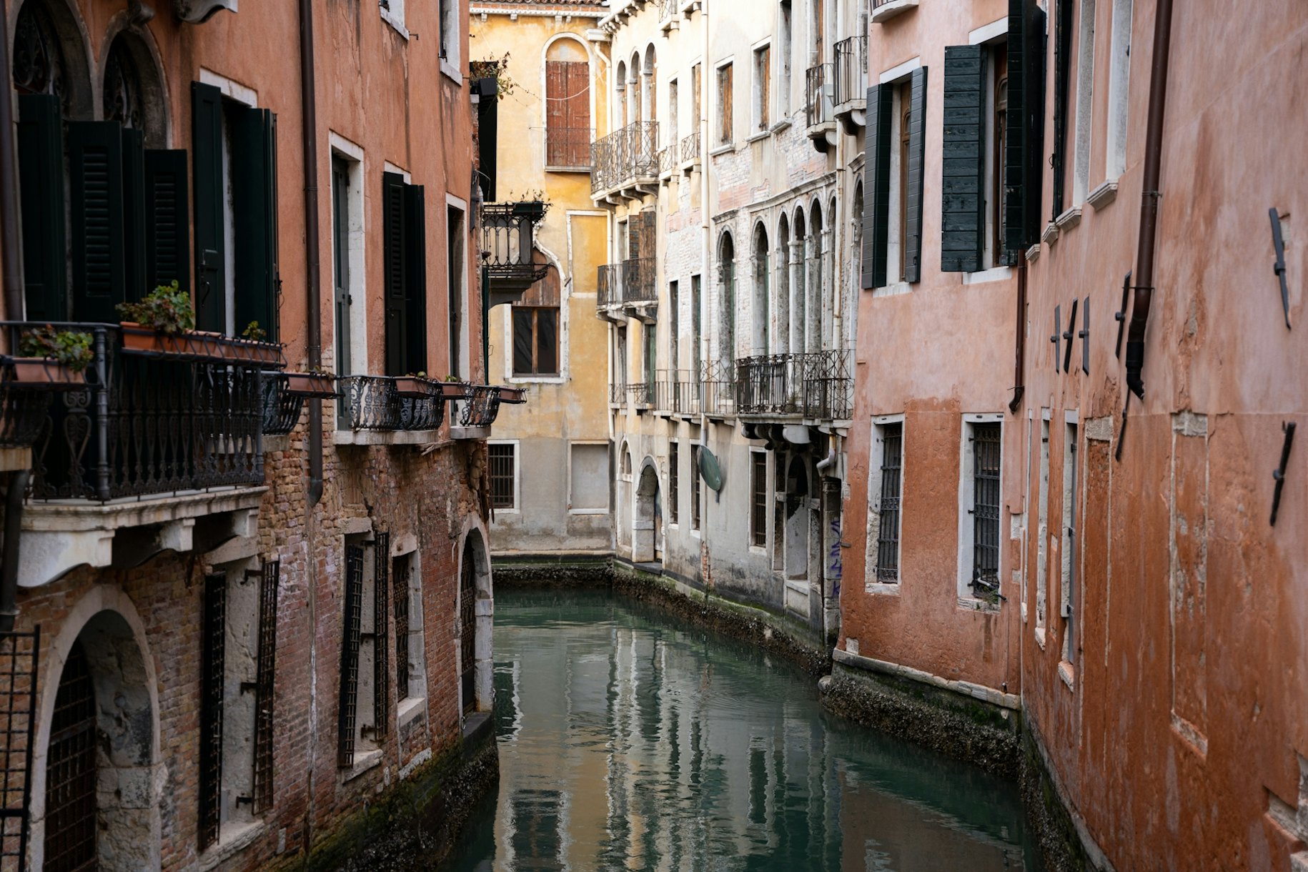 Venice Streets wallpaper - Happywall