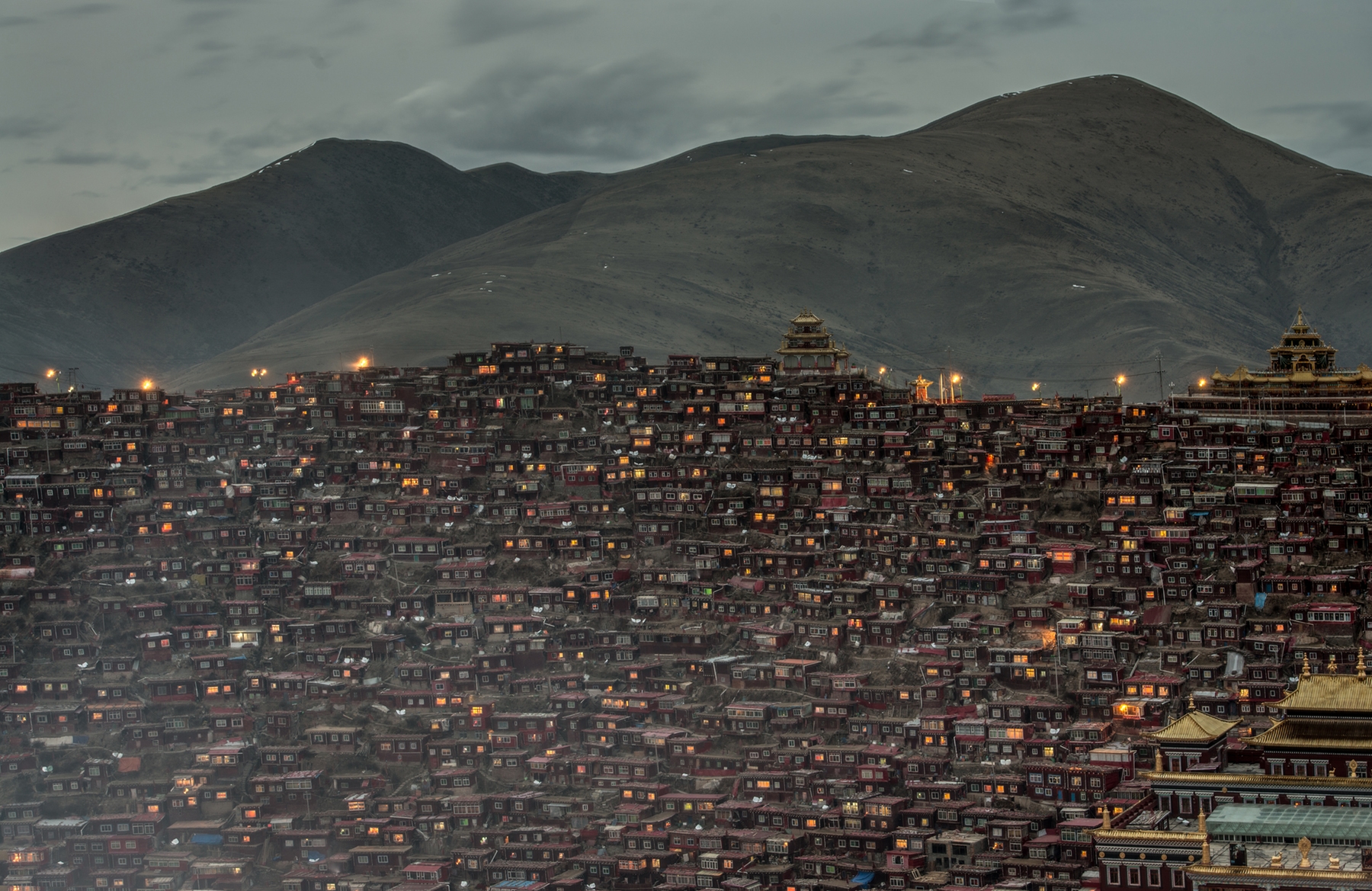 Larung Gar Buddhist Institute Wallpaper - Unique and Spiritual ...
