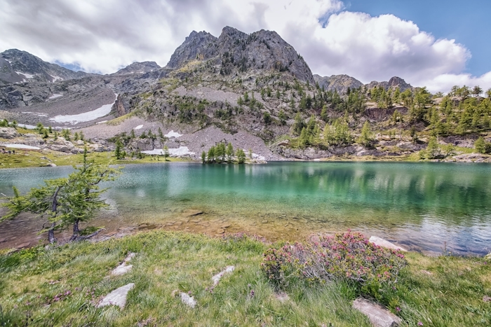 Serene Nature Wallpaper - French Alps Lake